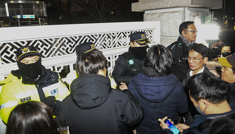비상계엄령 선포 국회는 아직 비상대기 “대통령이 계엄해제 할때까지” 