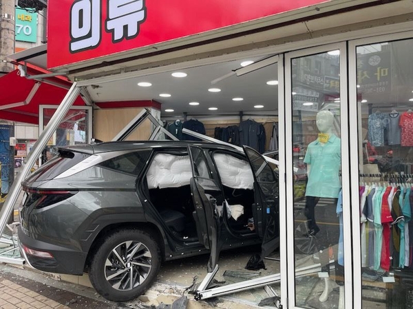 광주시서 좌회전하던 SUV 옷가게로 돌진… 4명 부상