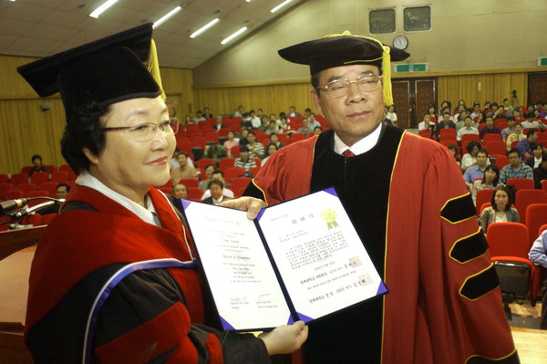 한세대, 캄보디아 부총리에 명예박사 학위