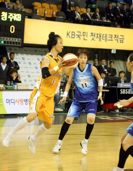 -여자농구- KB국민은행, KDB생명 꺾고 2승