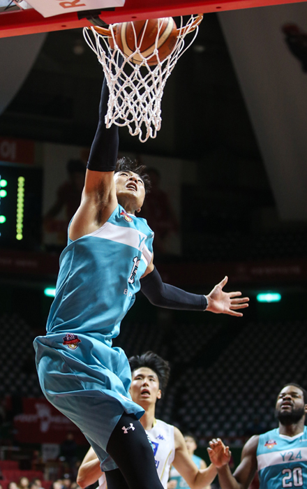 [프로농구]'김현민 맹활약' kt, 에밋 돌아온 KCC에 19점 차 대승