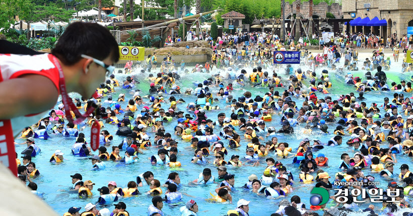 24일 전국 물놀이장 피서객들로 북적… "물놀이 안전 사고 주의해야"