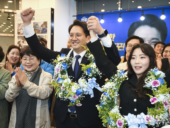 [포토] 환호하는 전용기 더불어민주당 화성정 당선인