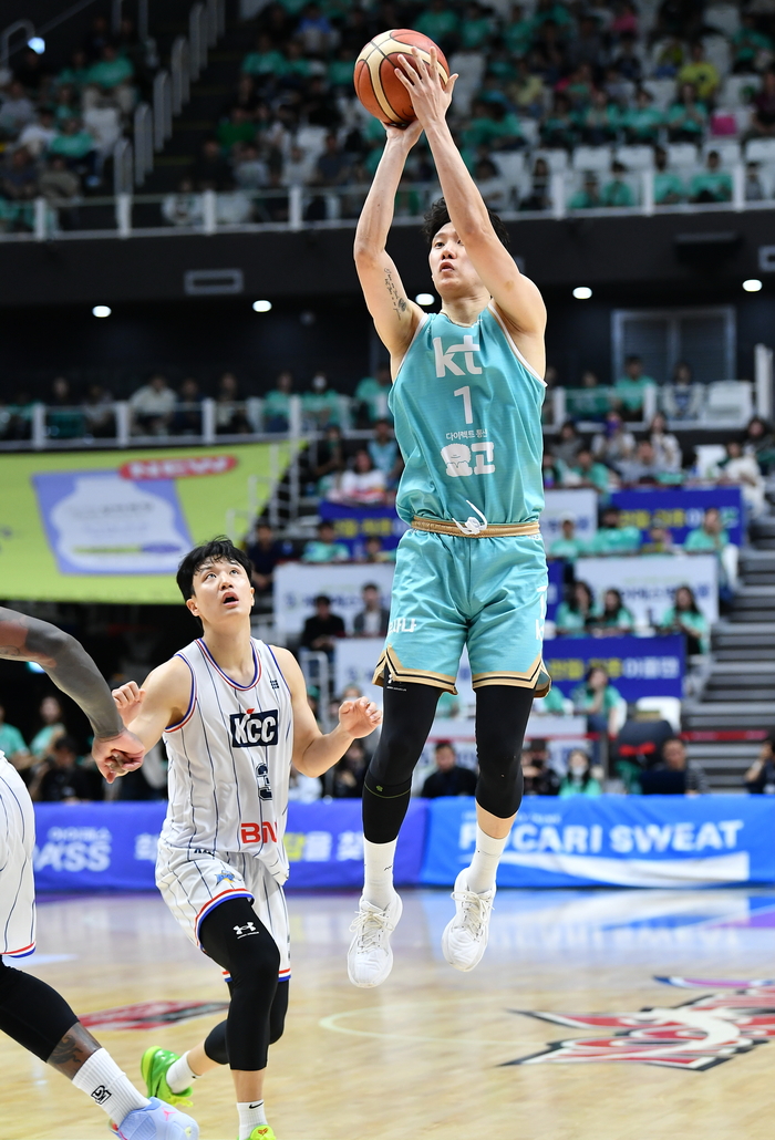 프로농구 kt 소닉붐, 2023~2024 챔피언결정 1차전서 KCC에 73-90으로 ‘대패’