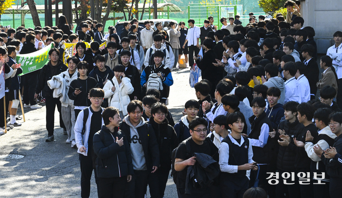 [포토] 수험생 응원하는 후배들