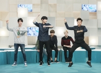 'EXO 902014' 엑소, 90년대 댄스 매력에 '풍덩'… '으르렁보다 좋아'